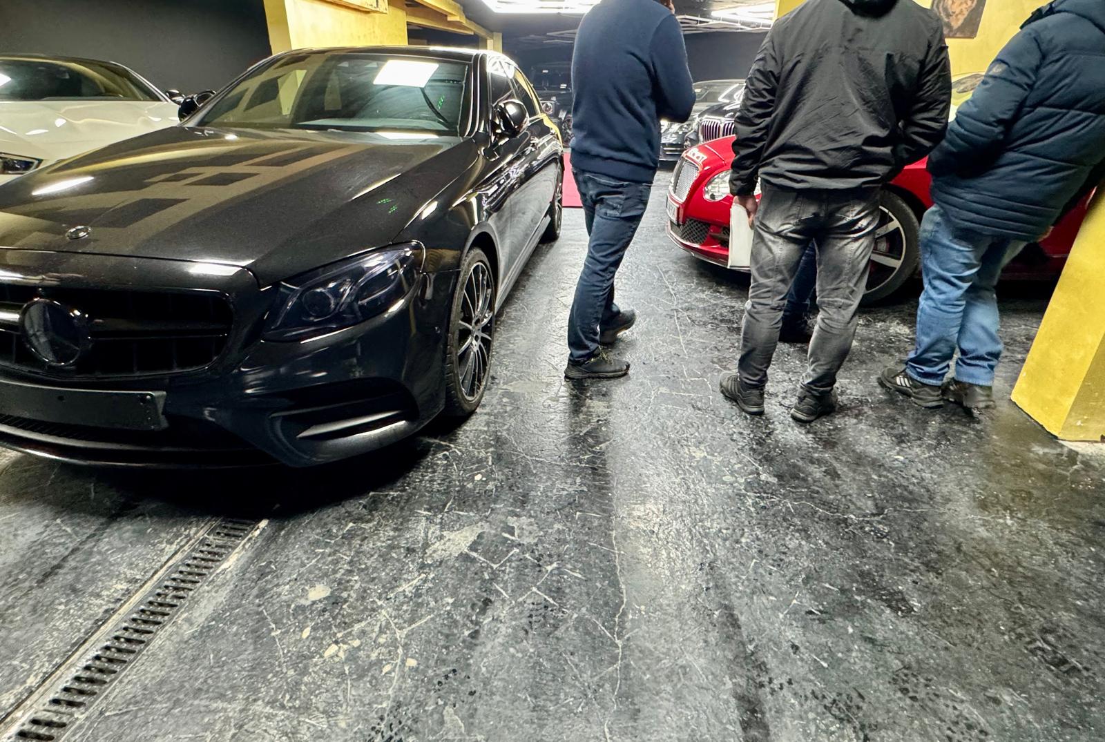 Petel.bg - новини - 100 лева под чистачките и златен кръст на огледалото на "Мерцедес"-а: ГДБОП ...